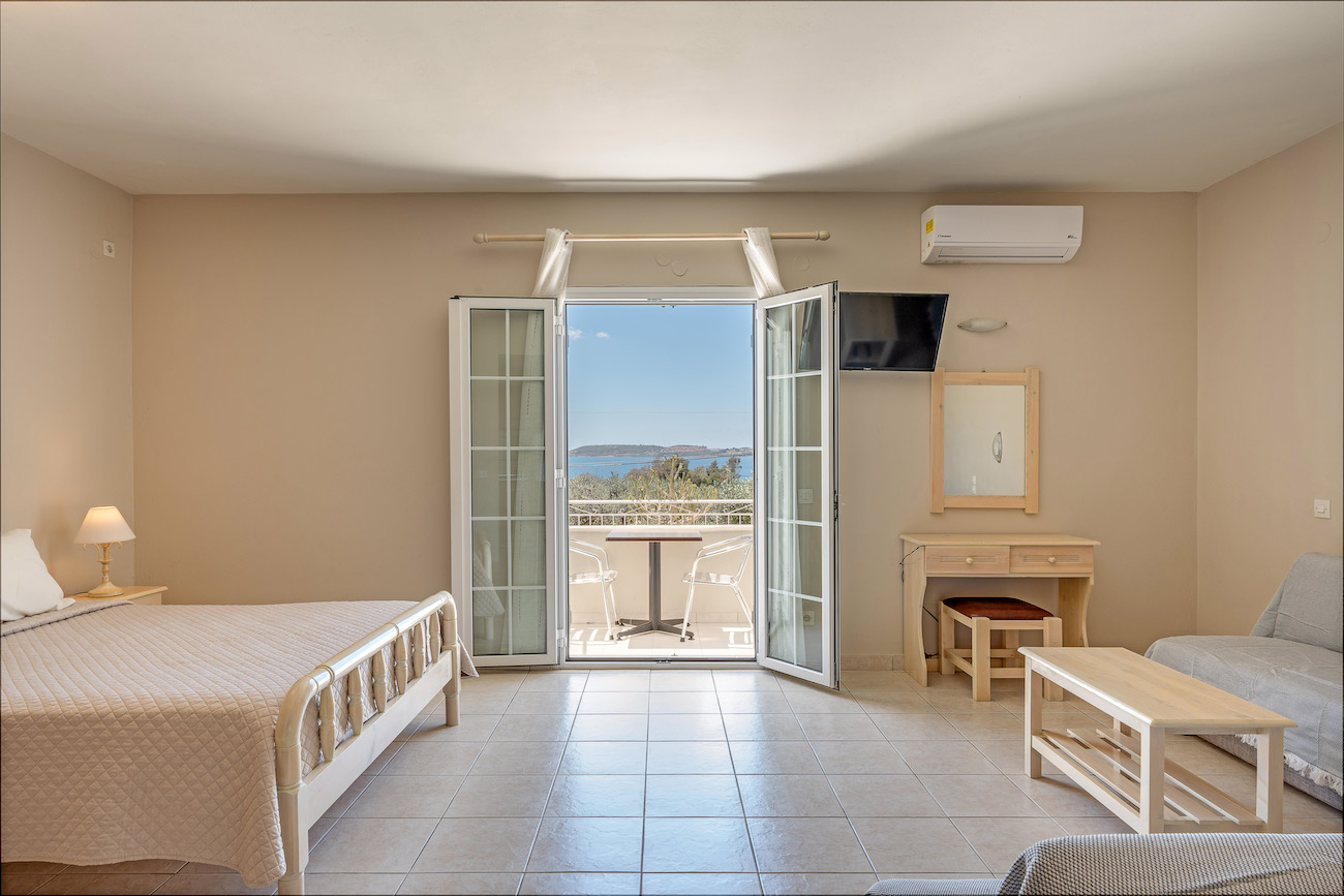Studios Lassi Argostoli Kefalonia - Oskars Studios & Apartments ...